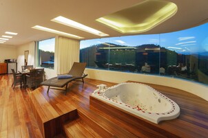 Quarto, banheira, vista para a montanha (Suite Mayev) | Cofre com capacidade para portátil, secretária