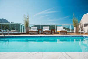 Piscina exterior, espreguiçadeiras 