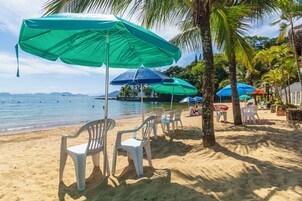 Na praia, guarda-sóis de praia 