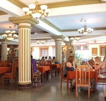 Pequeno-almoço tipo buffet diário mediante uma taxa 