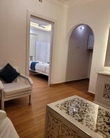 Executive Suites 1 BHK with Living Room | Minibar, cofre no quarto, secretária, ferro/tábua de engomar 