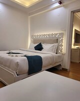 Executive Suites 1 BHK with Living Room | Minibar, cofre no quarto, secretária, ferro/tábua de engomar