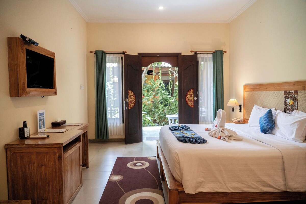 8 quartos, roupa de alta qualidade, cofre no quarto, secretária 