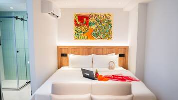 Econo Twin with Shared Bathroom | Cofres nos quartos, Wi-Fi de cortesia, roupa de cama