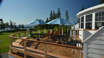 Serviço de café da manhã, almoço, jantar; vistas para o mar