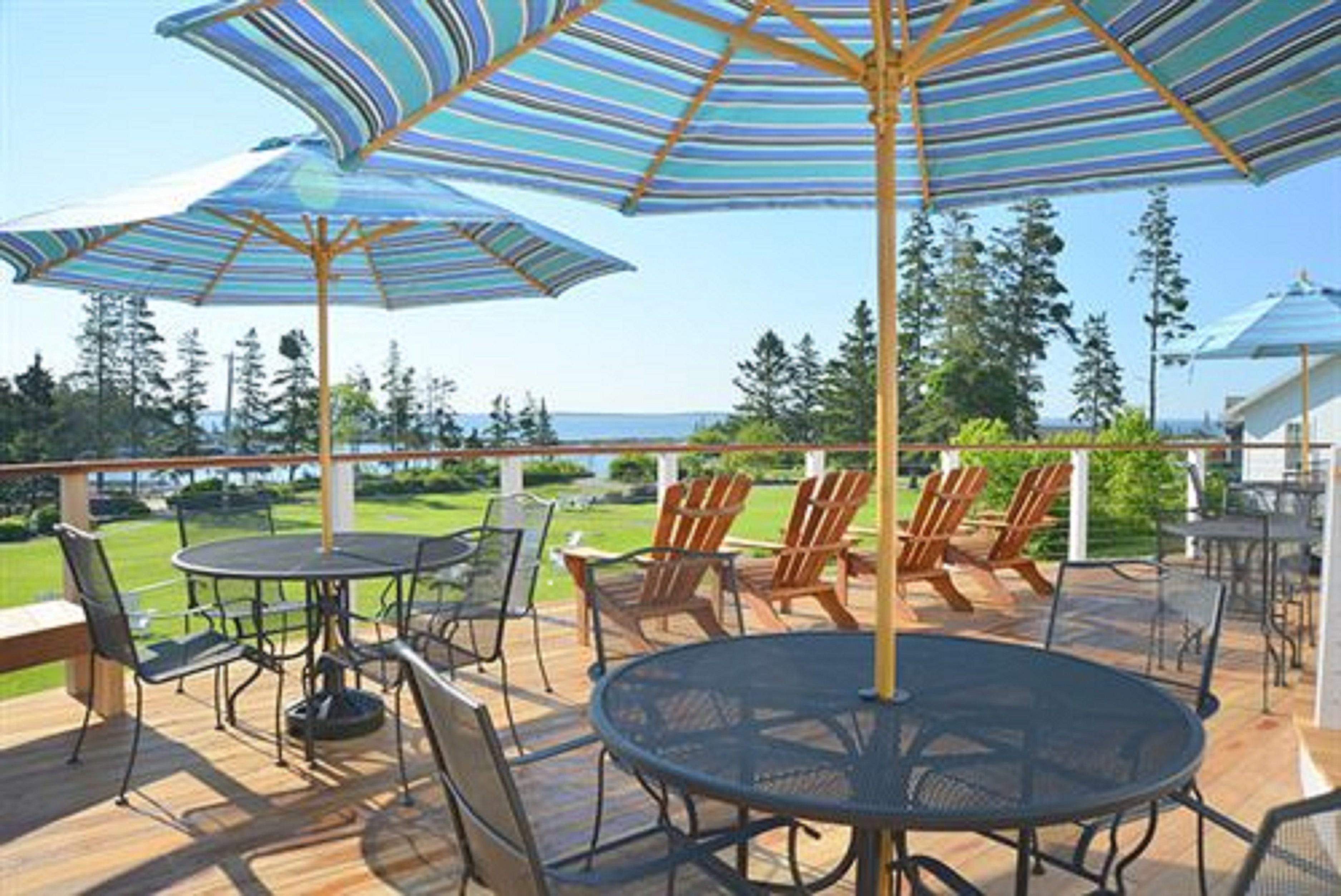 Serviço de café da manhã, almoço, jantar; vistas para o mar