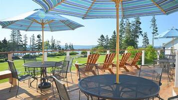 Serviço de café da manhã, almoço, jantar; vistas para o mar