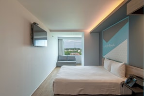 Quarto luxo, 1 cama Queen | Escrivaninha, espaço de trabalho para notebook, Wi-Fi de cortesia