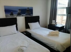 Quarto Twin Standard, 2 camas individuais | Secretária, ferro/tábua de engomar 