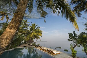 2 piscinas exteriores, uma piscina transbordante