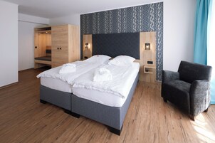 Suíte | Roupas de cama antialérgicas, frigobar, cofres nos quartos, escrivaninha