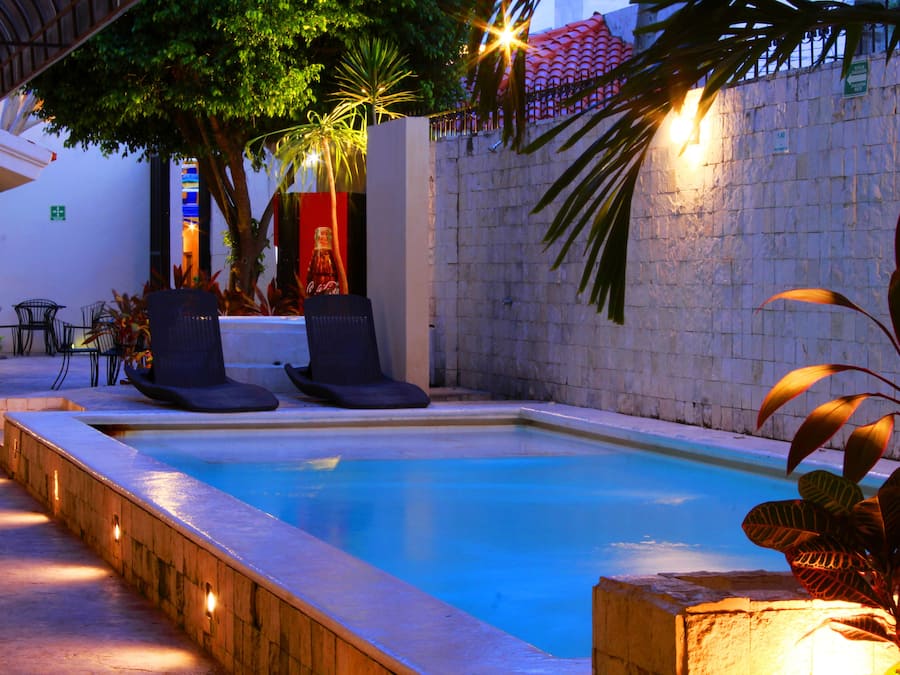 Piscina externa, funciona das 9h às 20h30, espreguiçadeiras