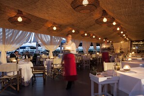 2 restaurantes: servem pequenos-almoços, almoços e jantares