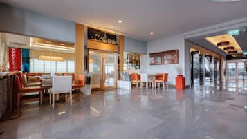 Pequenos-almoços e almoços servidos, incluindo cozinha tailandesa