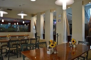 Pequenos-almoços, almoços e jantares servidos