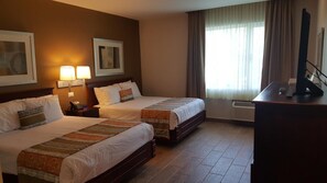 Cofres nos quartos, escrivaninha, cortinas blackout