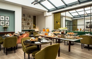 Pequeno-almoço tipo buffet diário mediante uma taxa 
