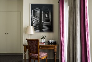 Quarto Superior, vista para o pátio | Roupa de alta qualidade, cofre no quarto, secretária, Wi-fi grátis 