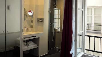 Quarto, vista para o pátio | Casa de banho | Artigos de higiene pessoal grátis, um secador de cabelo