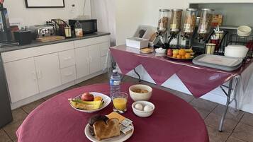 Pequeno-almoço continental diário (15 CAD por pessoa)