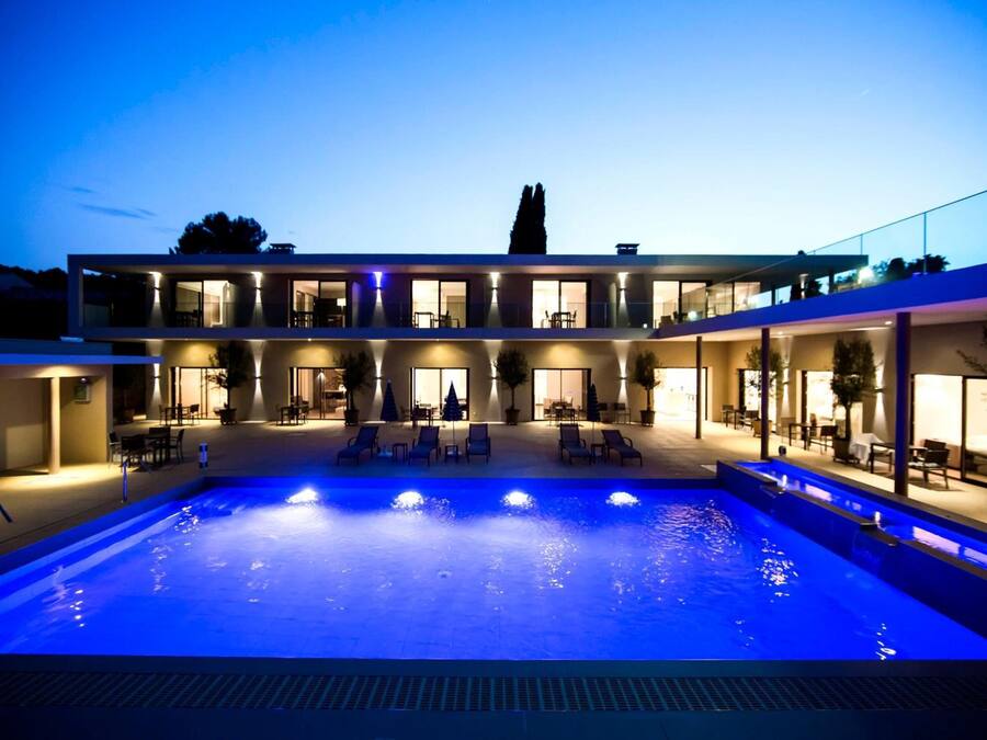 Piscina externa sazonal, espreguiçadeiras