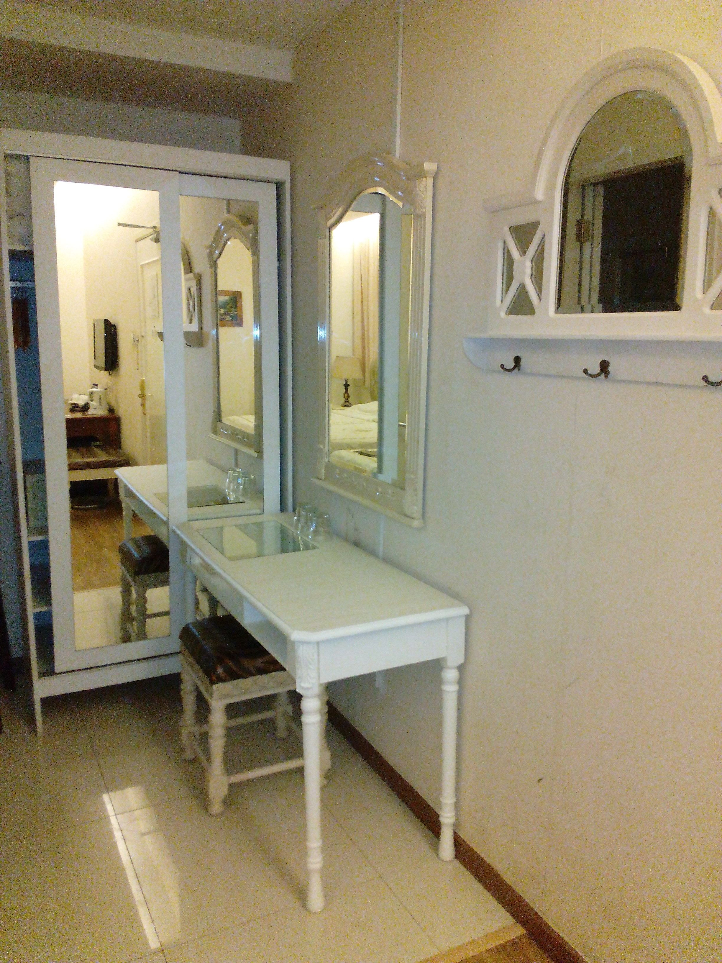 Quarto Deluxe | Minibar, cofre no quarto 