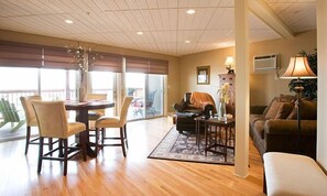 Suite | Sala de estar | Televisor de 32 polegadas com canais por cabo, leitor de DVD 