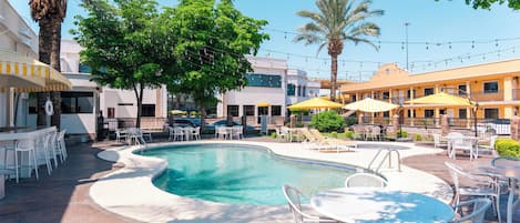 Piscina externa, espreguiçadeiras