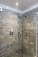 Quarto standard | Banheiro | Produtos de toalete grátis, secador de cabelo, toalhas de banho 