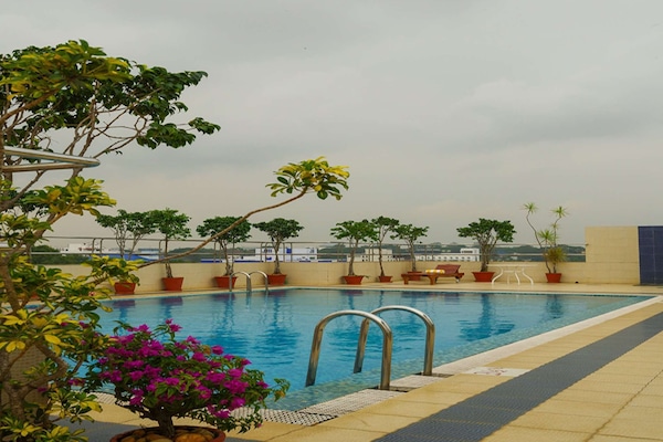 Piscina interna, funciona das 6h às 18h30, espreguiçadeiras