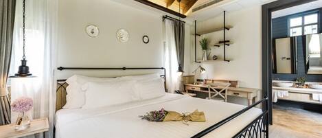 Um quarto com cama, mesa de cabeceira e espelho.