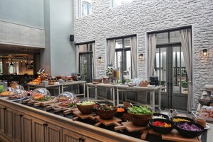 Café da manhã com buffet todos os dias (THB 500 por pessoa) 