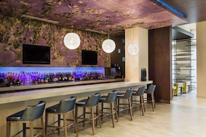 Este bar no lobby do hotel 