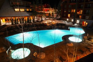 Piscina externa, guarda-sóis, espreguiçadeiras