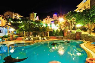 Piscina exterior, guarda-sóis, espreguiçadeiras 