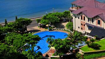 Piscina exterior, guarda-sóis, espreguiçadeiras