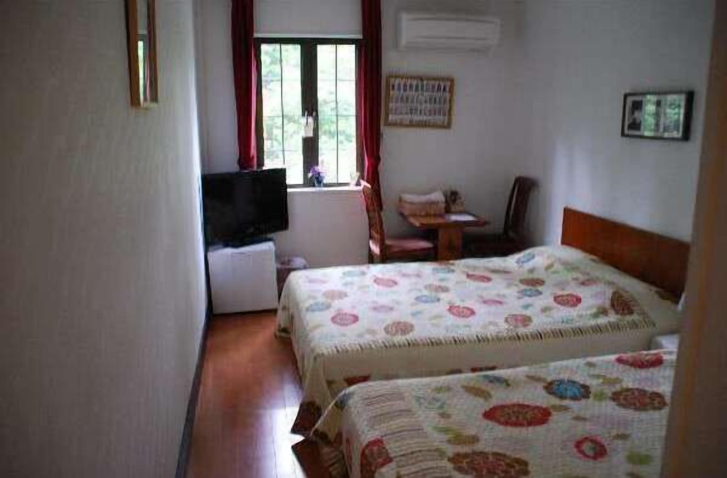 Cofre no quarto, secretária, cortinas/cortinados opacos 