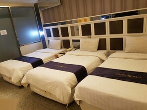 Quarto Triplo | Com decoração personalizada, com mobília individualizada, Wi-fi grátis 