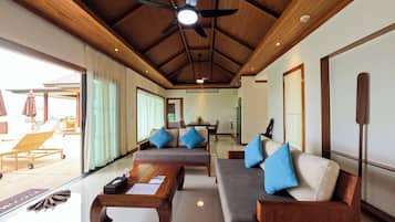 Villa 2 Bedrooms, Private Pool, Ocean View | Sala de estar | Smart TV de 49 polegadas com canais digitais