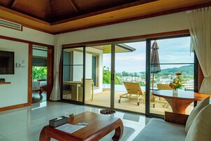 Villa 1 Bedroom, Private Pool, Sea View | Sala de estar | Smart TV de 49 polegadas com canais digitais 