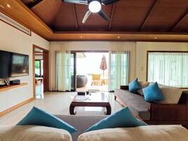 Villa 2 Bedrooms, Private Pool, Ocean View | Sala de estar | Smart TV de 49 polegadas com canais digitais 