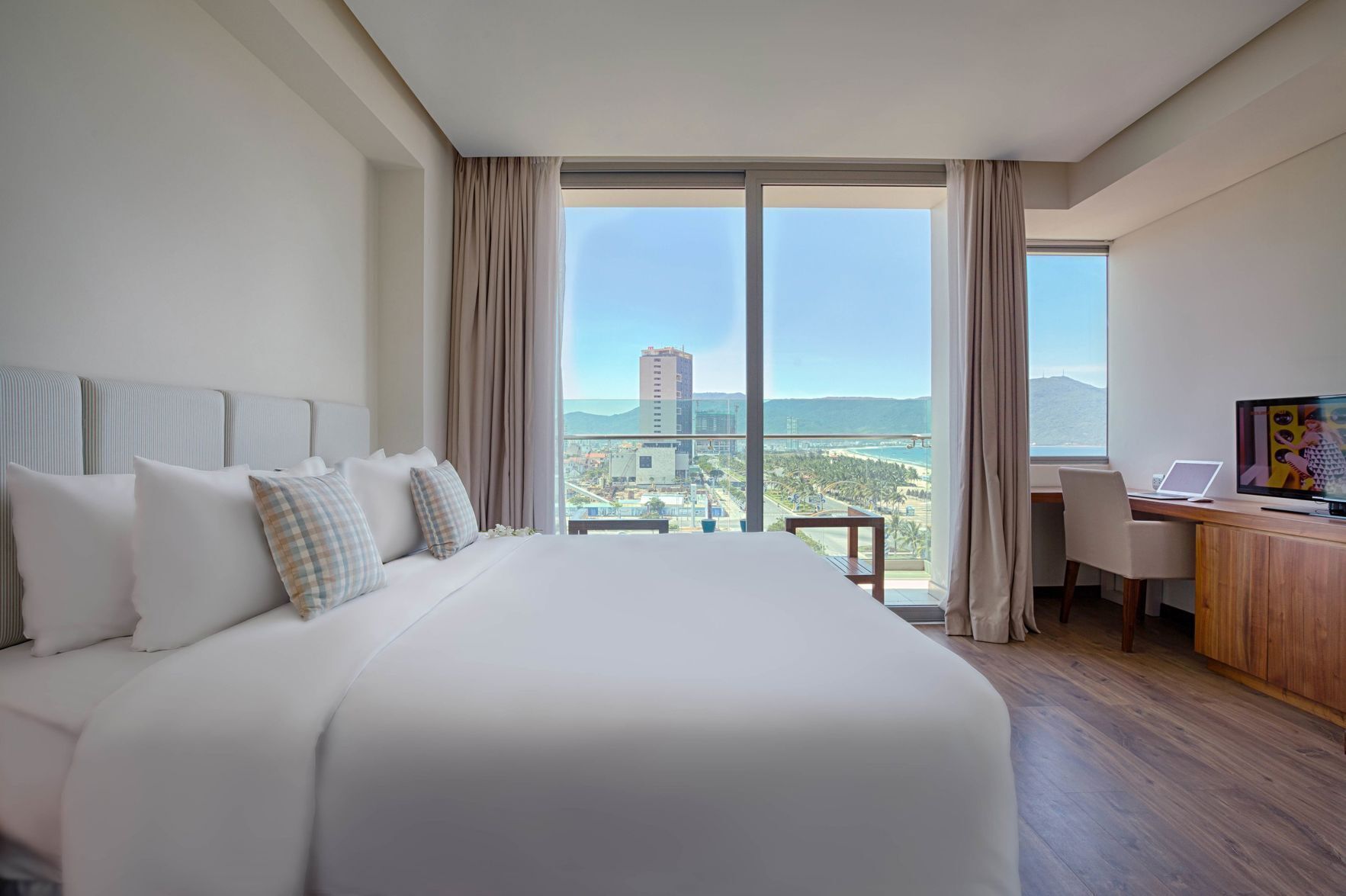 Frigobar, cofres nos quartos, escrivaninha, cortinas blackout