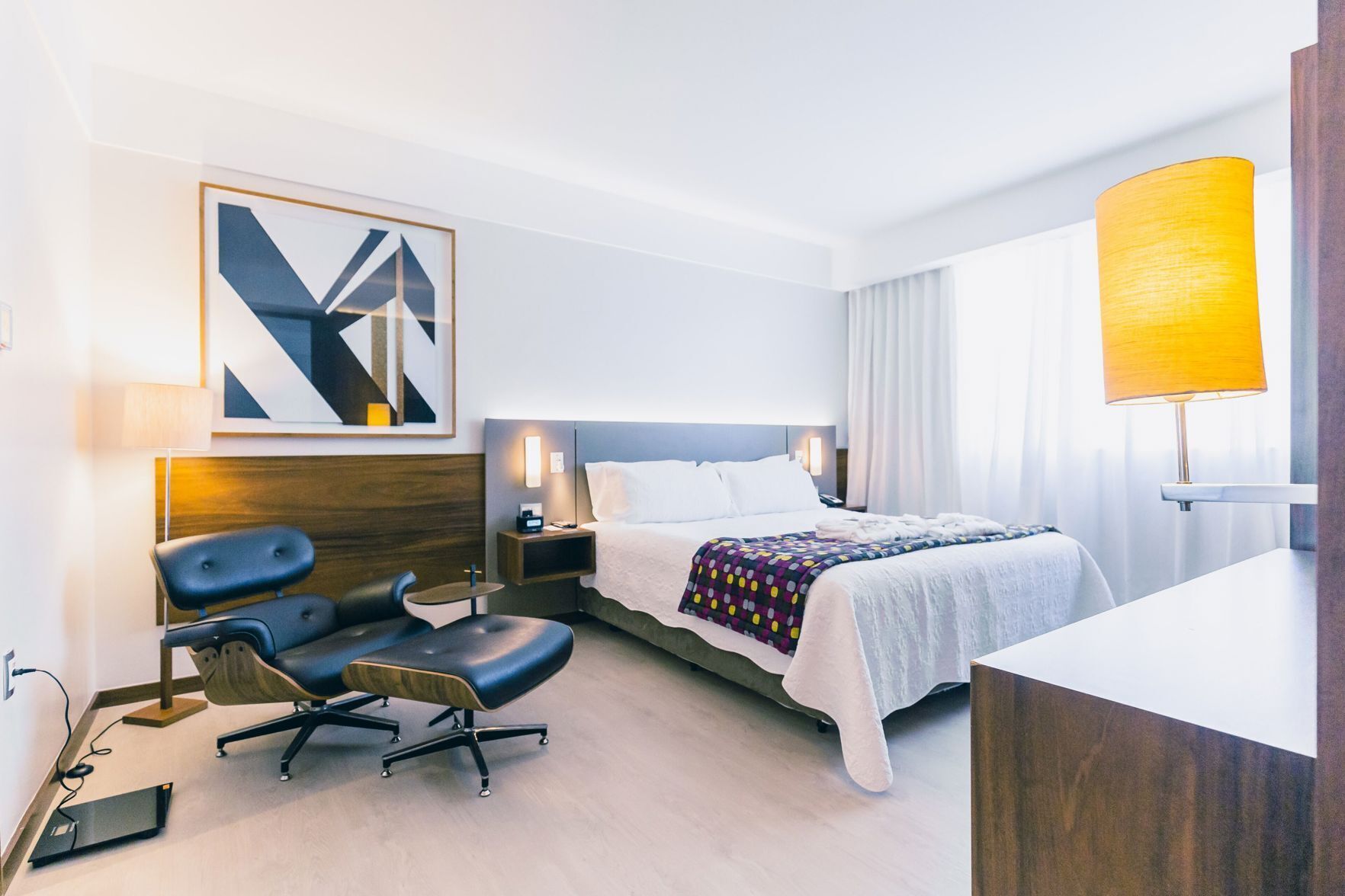 Cofre no quarto, secretária, cortinas/cortinados opacos 