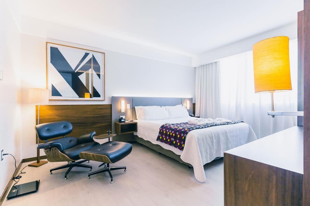 Cofre no quarto, secretária, cortinas/cortinados opacos