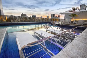 Piscina exterior, guarda-sóis, espreguiçadeiras