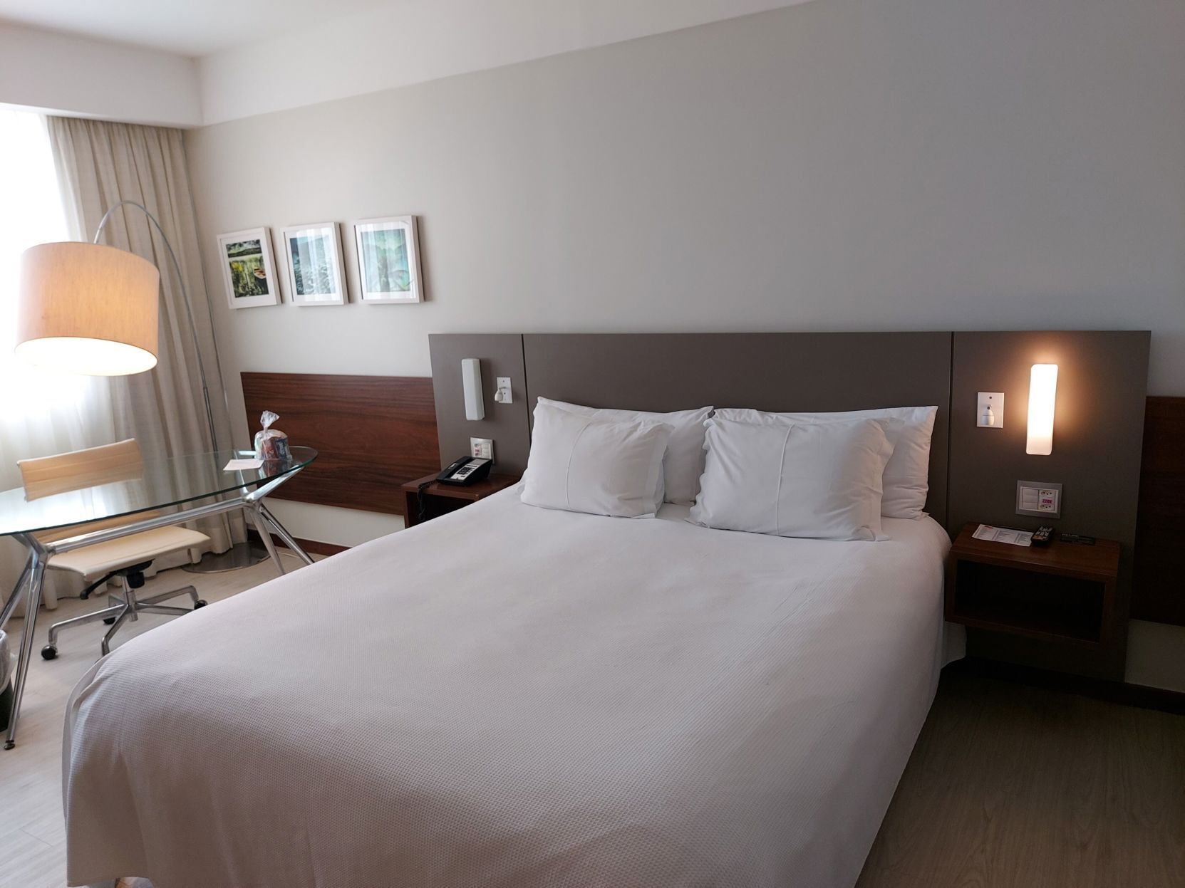 Cofre no quarto, secretária, cortinas/cortinados opacos 