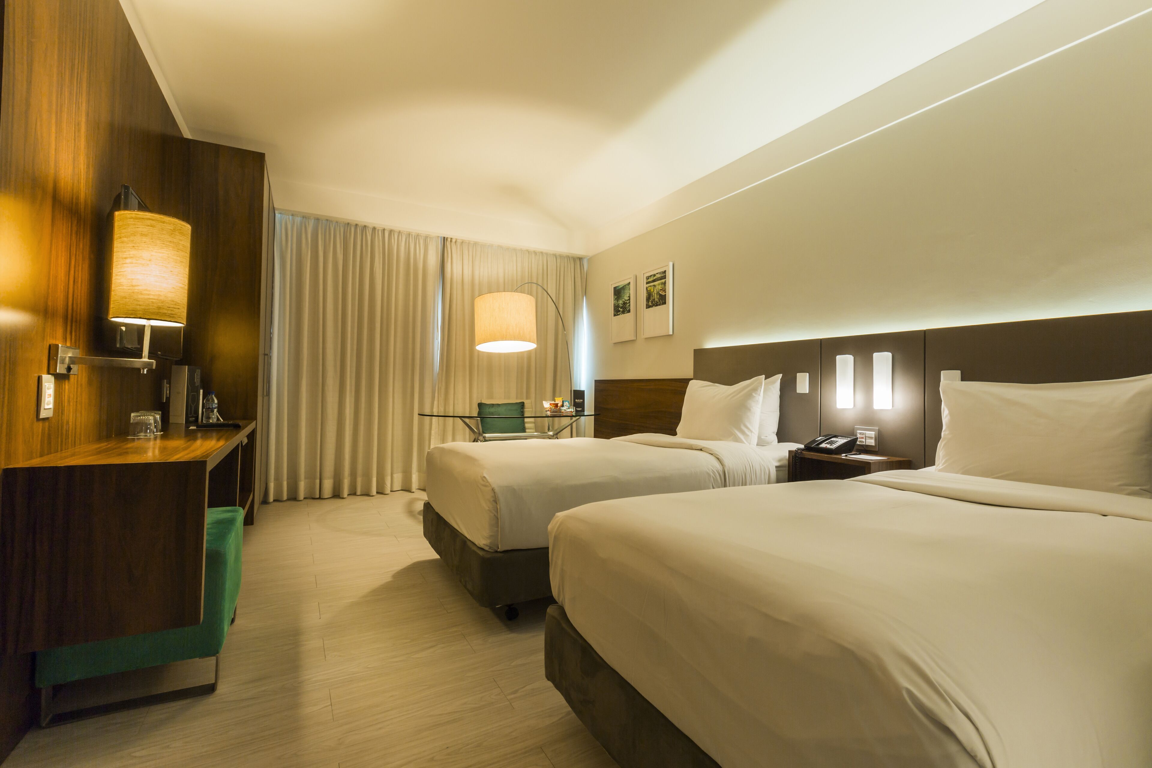 Cofre no quarto, secretária, cortinas/cortinados opacos 