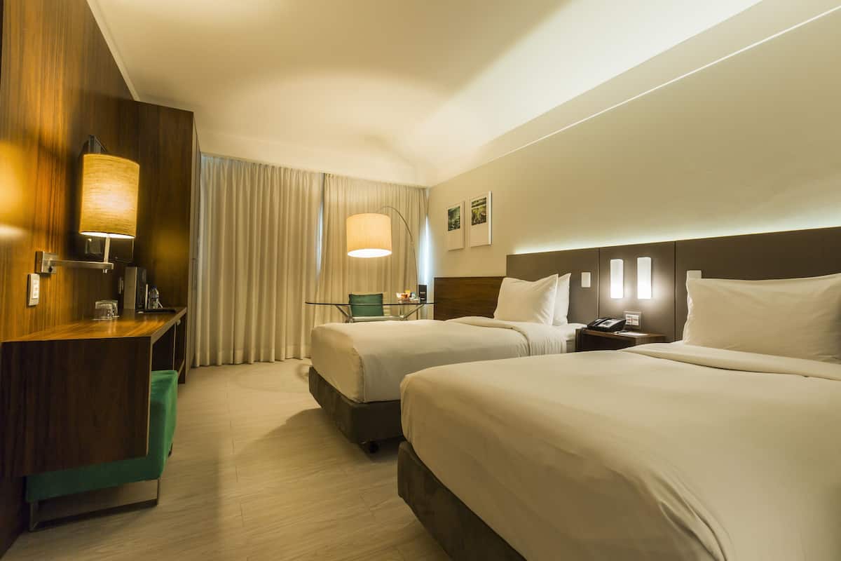 Cofre no quarto, secretária, cortinas/cortinados opacos