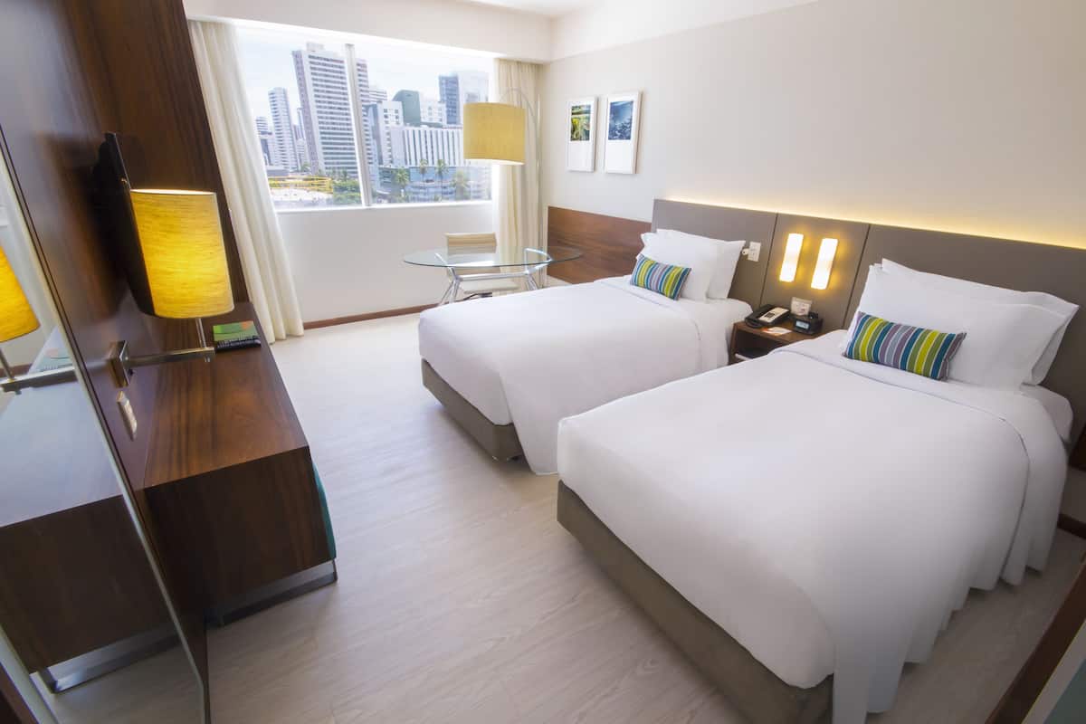 Cofre no quarto, secretária, cortinas/cortinados opacos