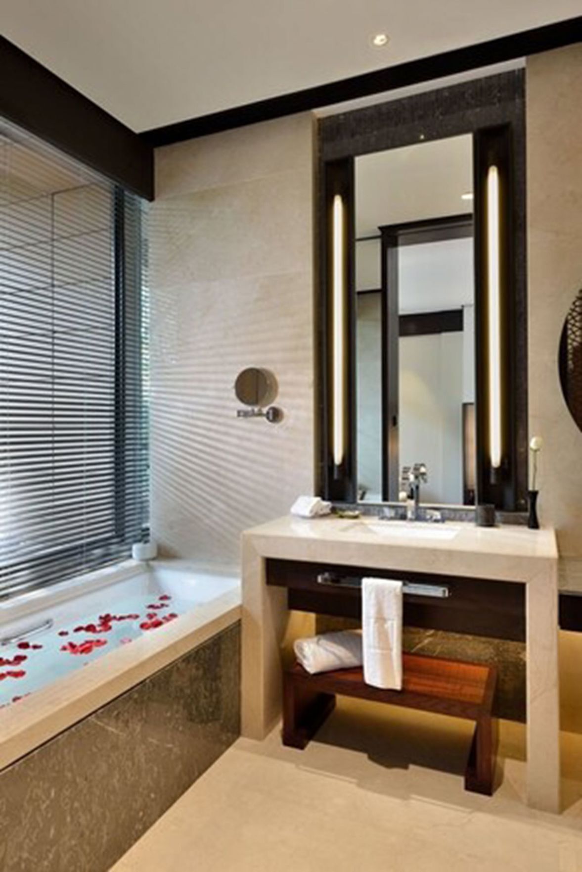 Casa de banho | Um polibã e uma banheira separados, uma banheira de imersão total 